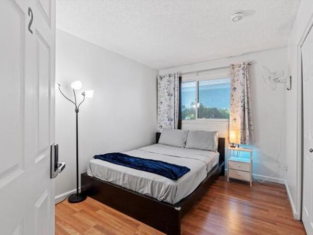 Cozy & Convenient! Room in North Phoenix: Clean Up every 2 weeks, Furnished, All Amenities, Steps to Transit & Everywhere