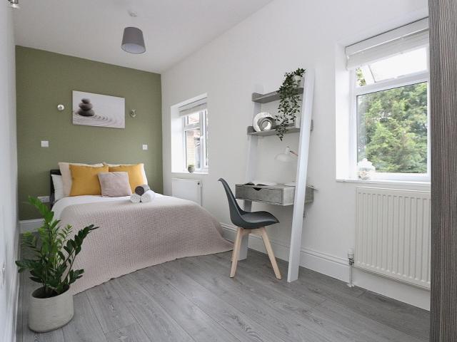 Cozy double bedroom in a 9 bedroom house Has a Room