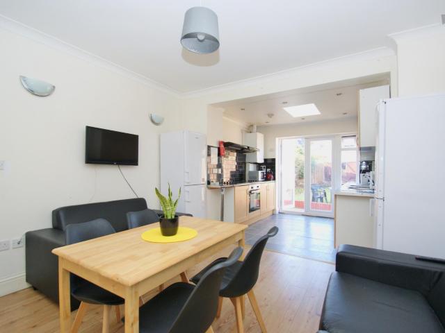 Cozy double ensuite bedroom in a 4 bedroom house near East Acton metro station Has a Room