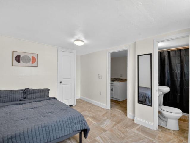 Cozy Efficiency with Kitchenette Utilities and WiF