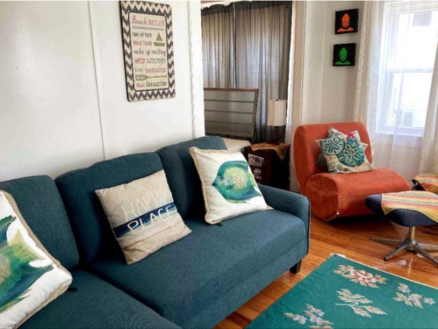 Cozy Efficiency_two blocks from the Worlds Most Fa
