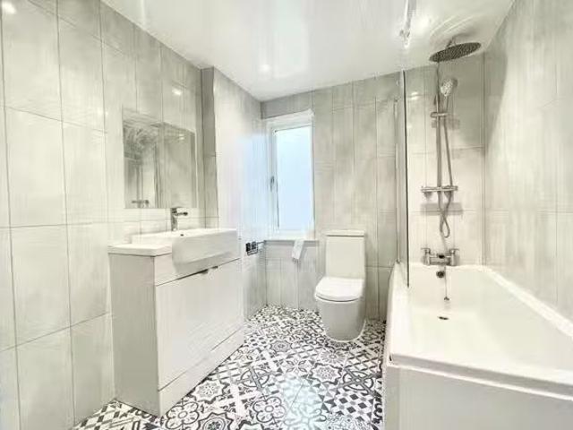 Deal! End terrace house to rent in Pointers Close, London E14