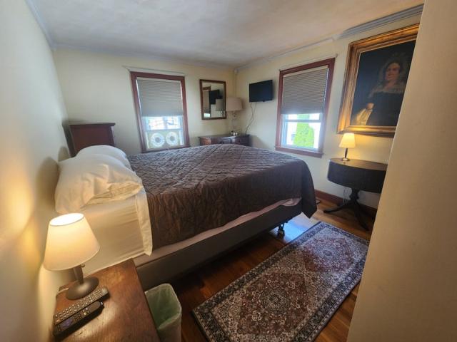 Cozy Furnished Bedroom in quite Medford home