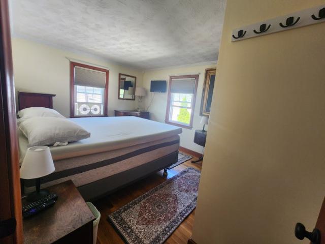 Cozy Furnished Bedroom in quite Medford home
