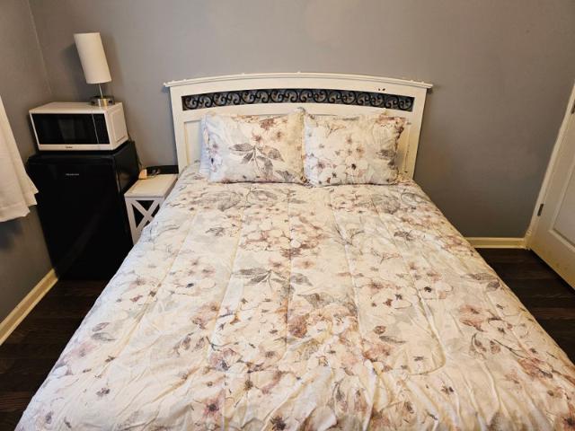 Cozy Furnished Queen Room with Shared Bath – All U