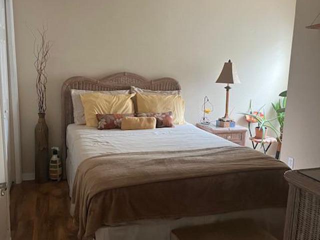 Cozy Furnished Room in Private End Unit Villa