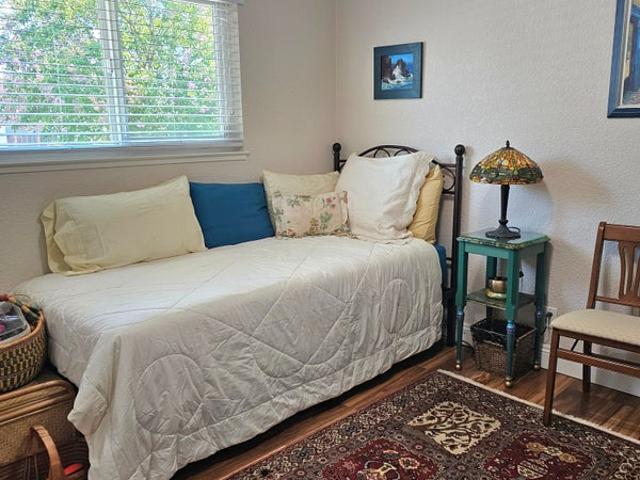 Cozy furnished room in private home