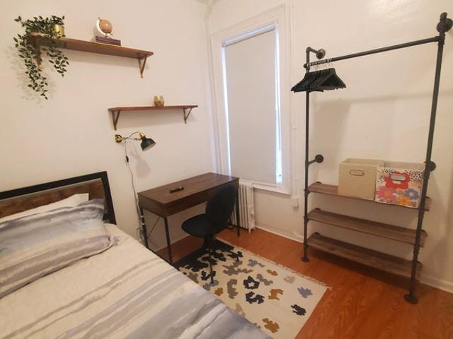 Cozy Furnished room Steps to Train, Flexible