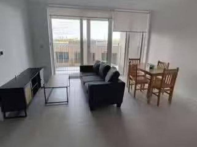 Charming Flat to rent in Bouchon Point, Cendal Crescent, White.