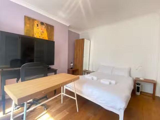 Cozy Flat to rent in Flat, Townshend Court, Mackennal Street.