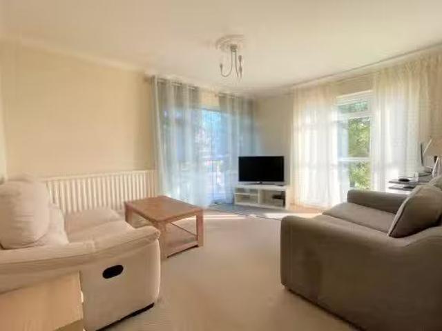 Rental! Flat to rent in Kilmiston House, Manygate Lane, Sheppe.