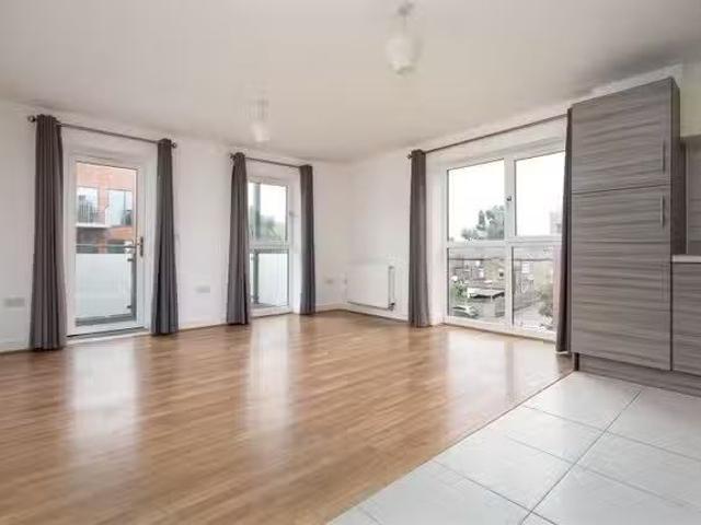Deal! Flat to rent in Otter Way, West Drayton UB7