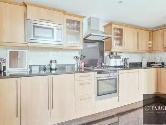 For Rent! Flat to rent in Princess Park Manor, London N11