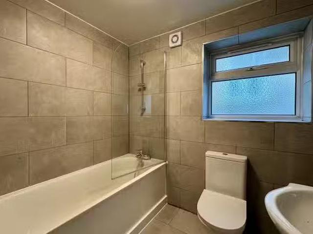 Unique Flat to rent in Queens Road, London SW19