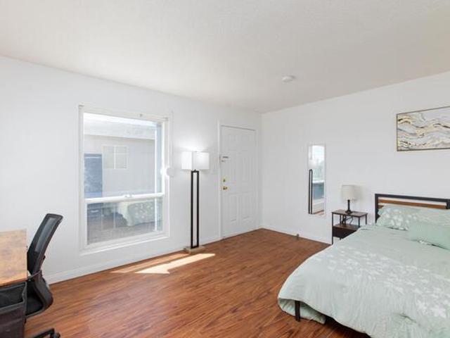 Cozy & homey Las Vegas Apartment with Workspace & 50 TV
