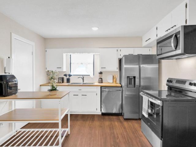 Cozy Home just 3 min to transit stop. Proximity t