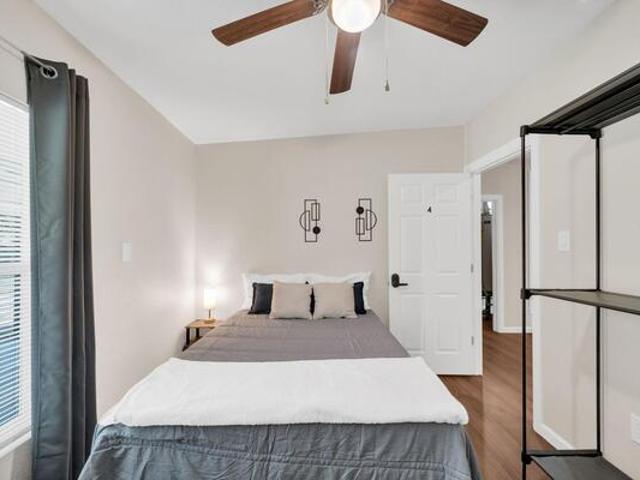 Cozy Home just 3 min to transit stop. Proximity to St Mary's and Our Lady of the Lake University