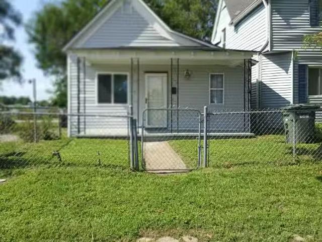 Cozy Home On Corner Lot in Madison 1921 5th St