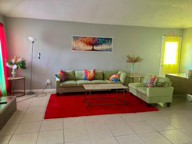 Cozy Large Room Sober Living in Missouri City Hom