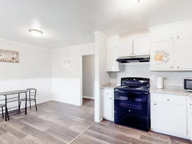 Cozy living in Conley, a 2 min walk to transit sto