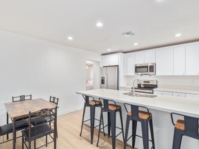 Cozy Phoenix home Near Transit, Shopping & Daily