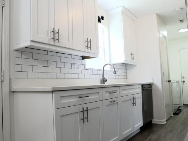 Cozy premier rooms with TVs, full beds & private e