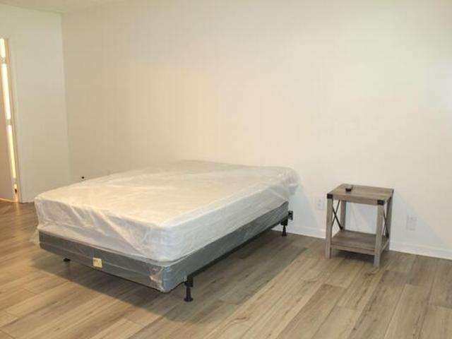 Cozy premier rooms with TVs, full beds & private entry—perfect for busy professionals