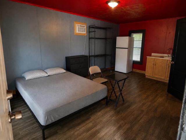Cozy private studio in Decatur featuring a fullsiz