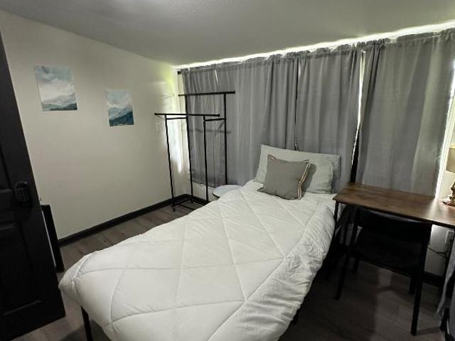 Cozy Private Room w Mini FridgeTV & Secure Entry