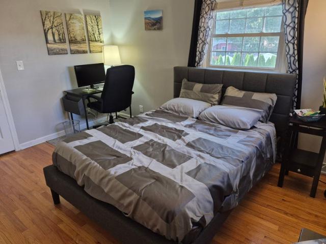Cozy private room in 5 bedroom home