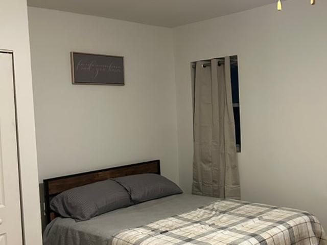 Cozy Private Room in Quiet Clean Building