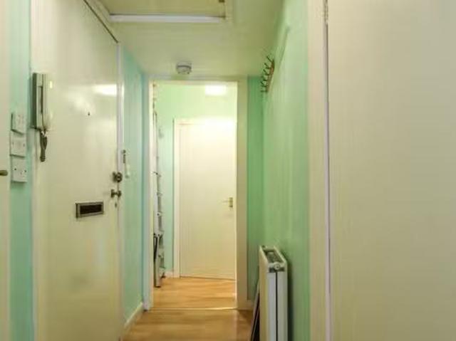 Cozy Property to rent in 8/1 Great Junction Street, Edinburgh.