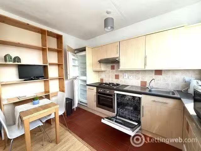 Charming Property to rent in Claremont Place, Top Floor Right.