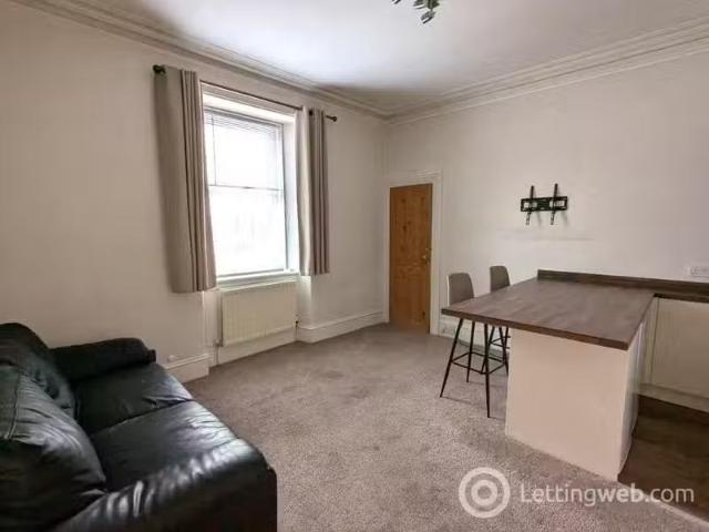 Cheap Property to rent in Rosemount Place, Rosemount, Aberdeen.