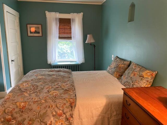 Cozy Queen Room in New LondonCT. Not an Apartment