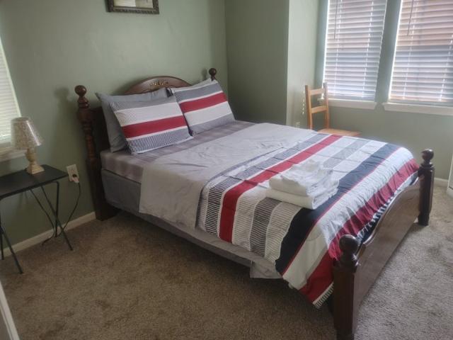 Cozy Queen Bedroom in a Townhouse for Rent