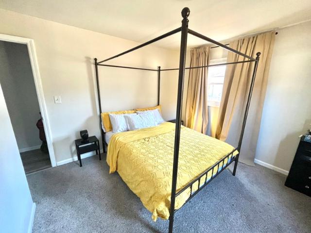 Cozy Queen BedRoom Shared Full Bath Tub / Shower