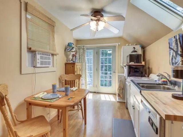 Cozy Queen Boothbay studio with balcony_ miles to