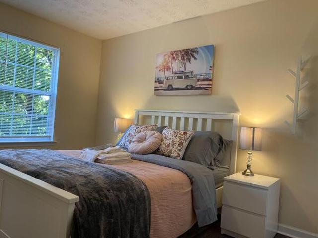 Cozy Queen Room Near UGA