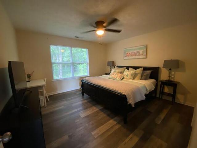 Cozy Queen Room Near UGA