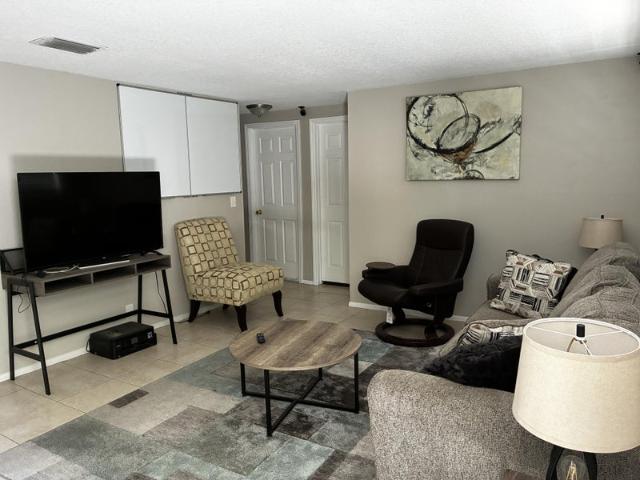 Cozy quiet home in Tampa all utilities included!