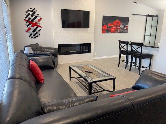 Cozy Room – 55+ Home