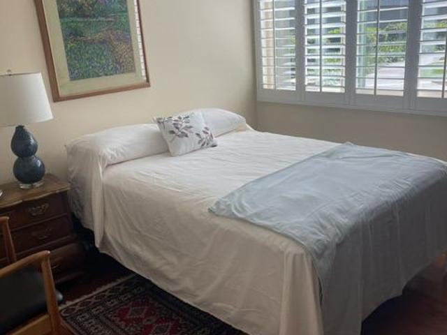 Cozy room for rent in Huntington Landmark Complex