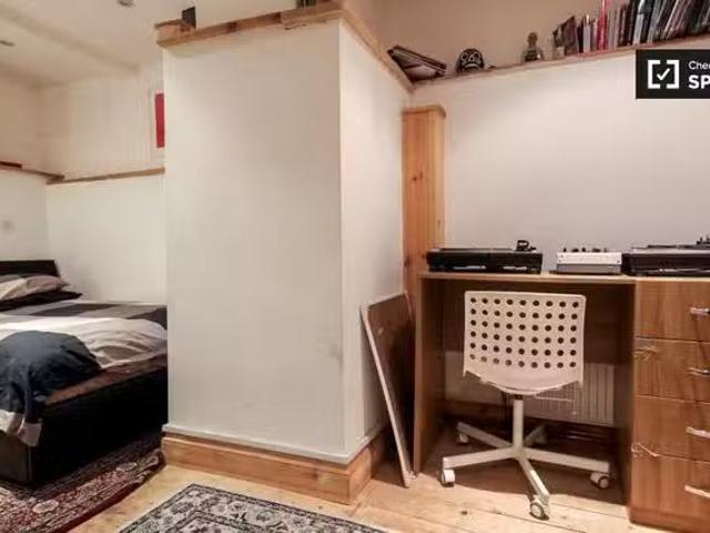 Cozy room in 6 bedroom flat in Hackney, London