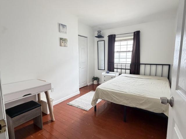 Cozy room in college point