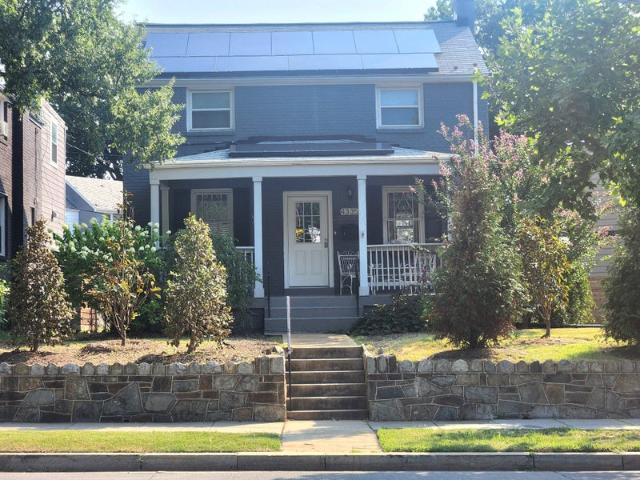 Cozy Room in a Charming Townhousein DC
