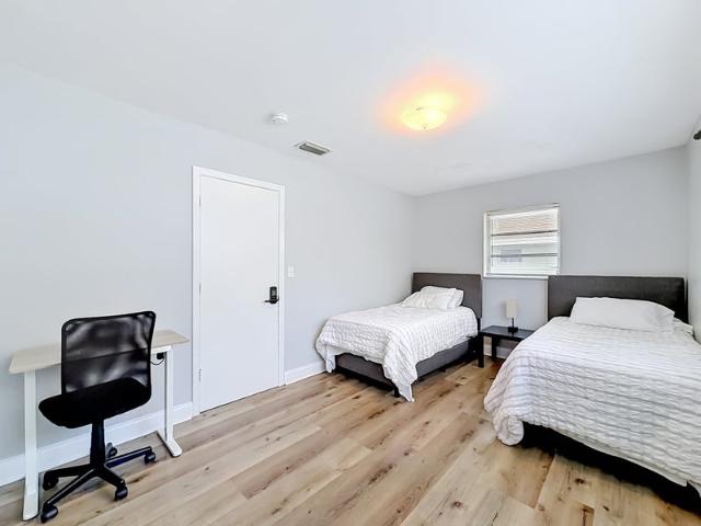 Cozy Room in Plantation