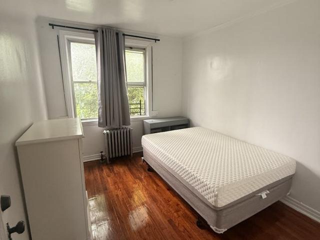 Cozy Room Located 5 Min Walk from LIRR