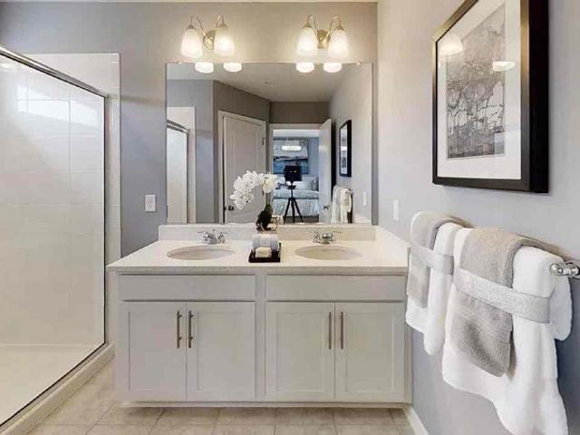 Cozy room with en_suite bathroom in a townhouse