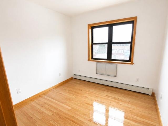 Cozy Room with Spacious Wardrobe, Great Location